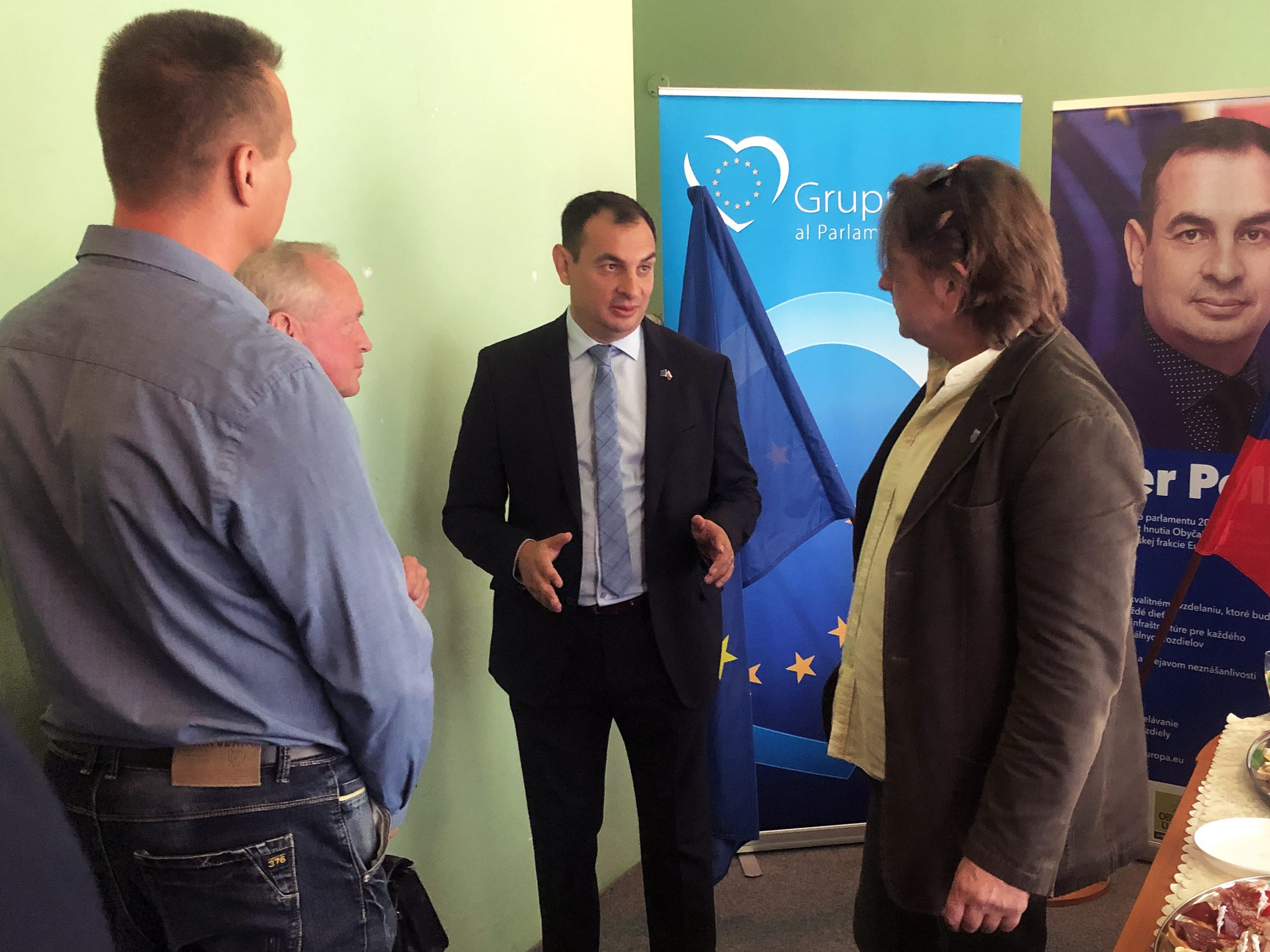 Europoslanec Peter Pollák otvoril prvú regionálnu pobočku v Lučenci. Má ...